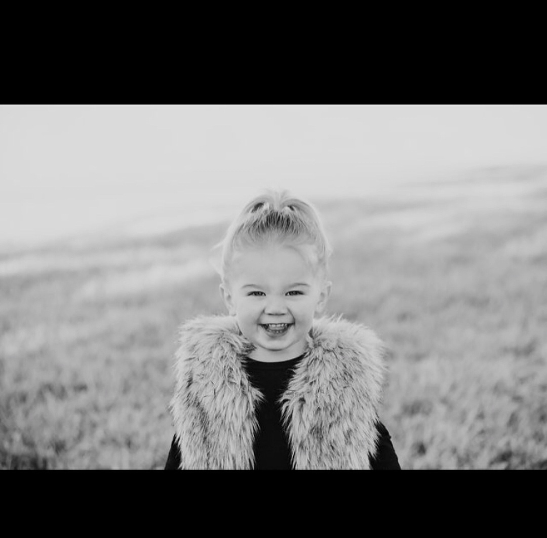 Alex Smith shares story on daughter's rare brain tumor, Mahomes responds