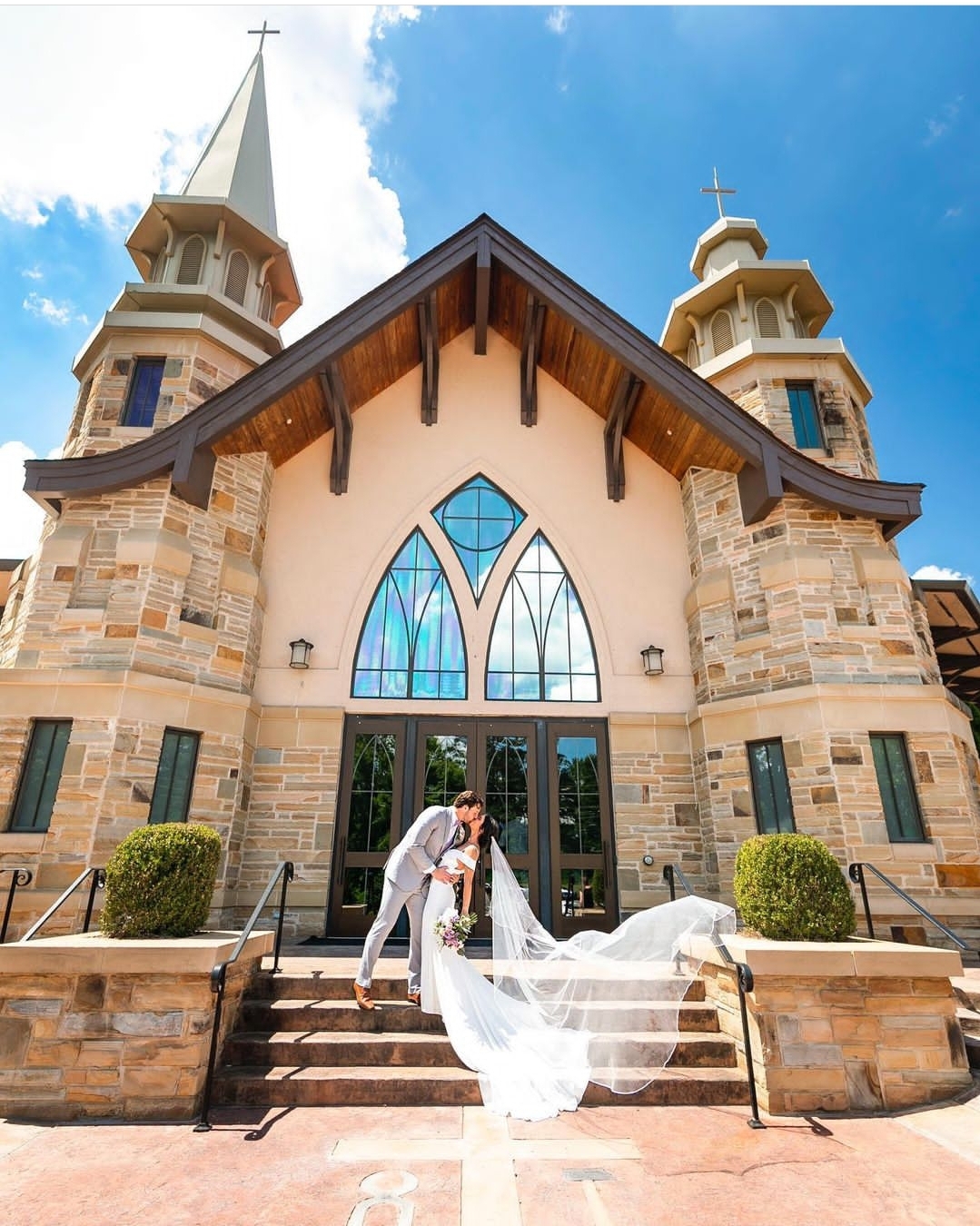 LOOK: Chiefs Tight End Noah Gray Gets Married in Georgia