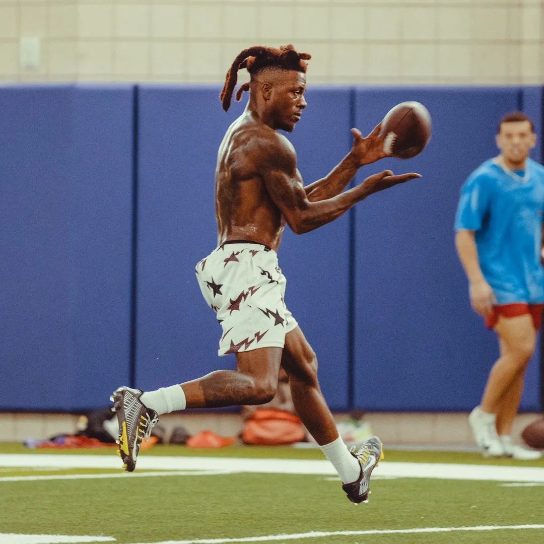 WATCH: Patrick & Travis are working with the boys (video & 20 pics)