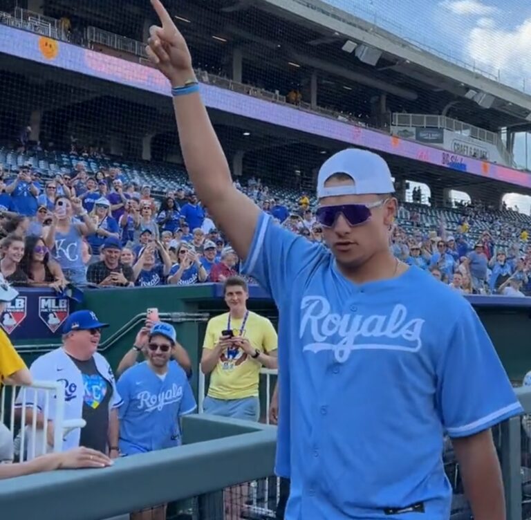 WATCH: Patrick Mahomes receives thunderous ovation at Big Slick ...